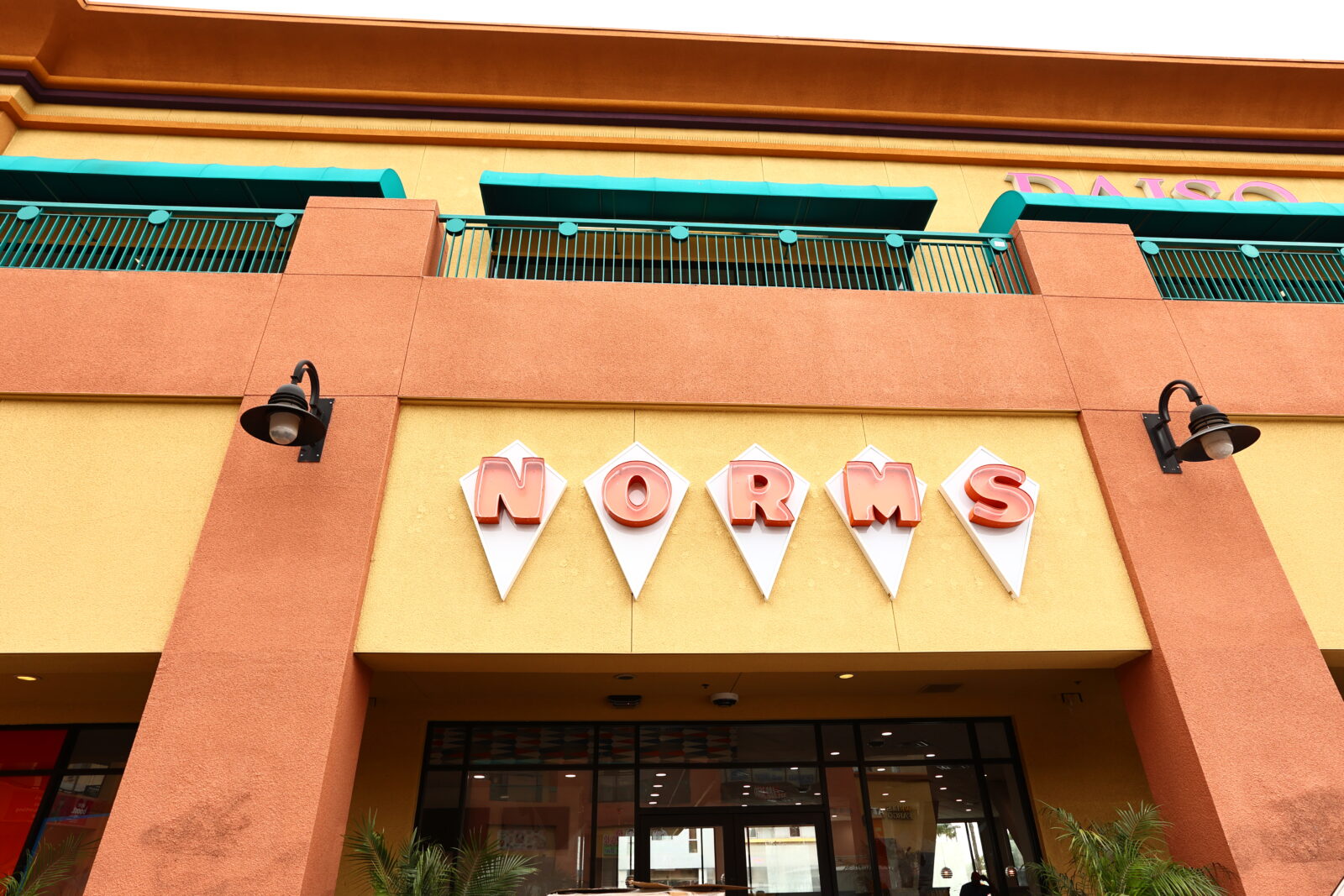 Norms Restaurant - Hollywood Promenade in Los Angeles, CA (Norms ...